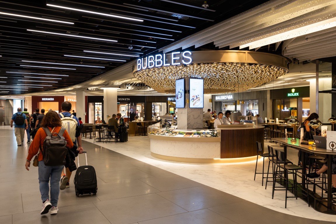 HMSHost opent Bubbles Seafood & Winebar op Schiphol